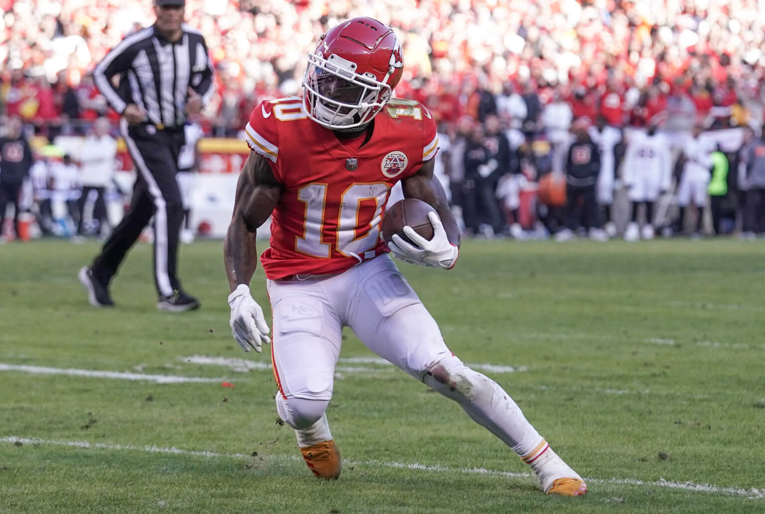 Tyreek Hill trade: Chiefs send superstar WR to Dolphins for 5 draft picks, Super Bowl odds jump ...